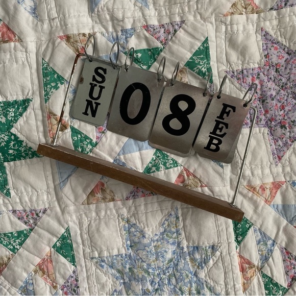 American Vintage | Accents | Retro Flip Calendar With Wooden Stand ...